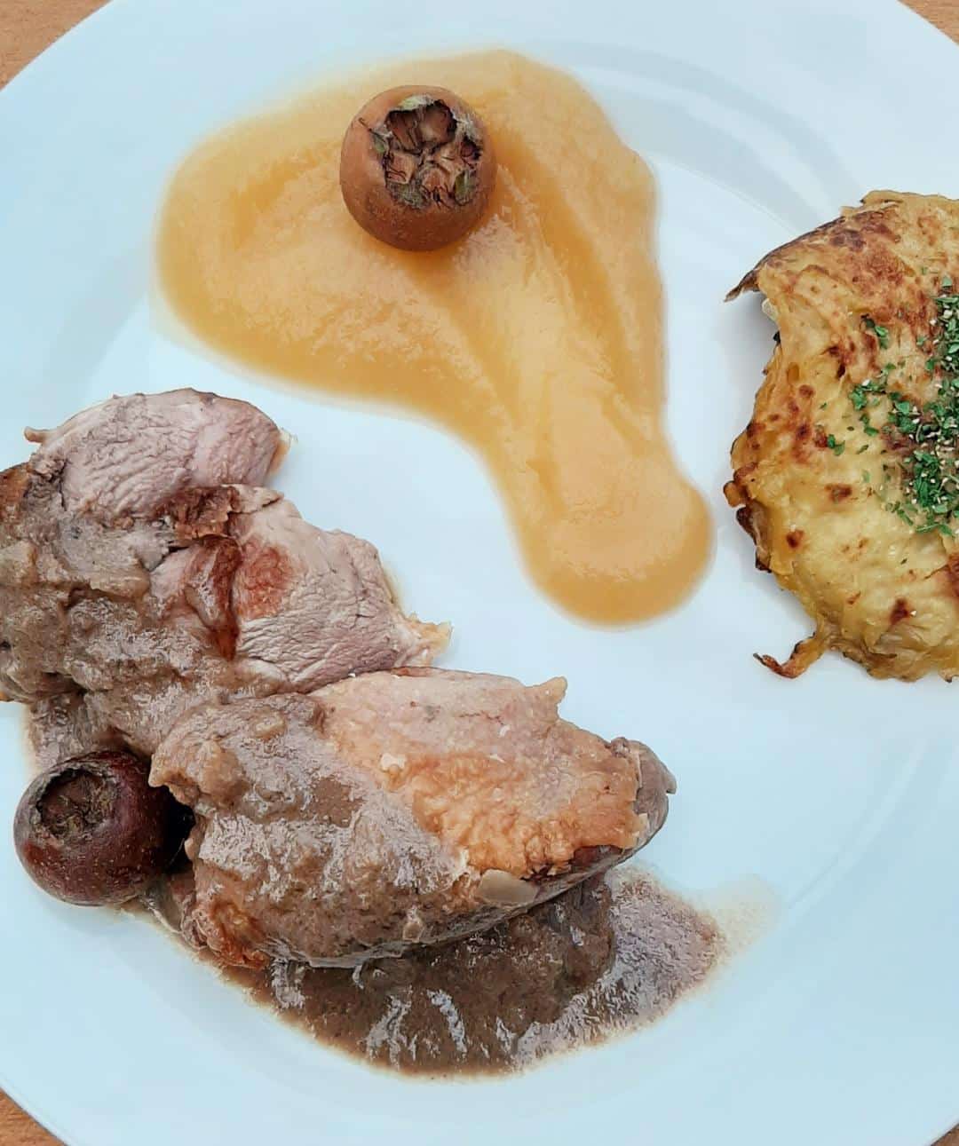 Filet de canard, sauce gibier aux nèfles, compotée de nèfles, galette ...